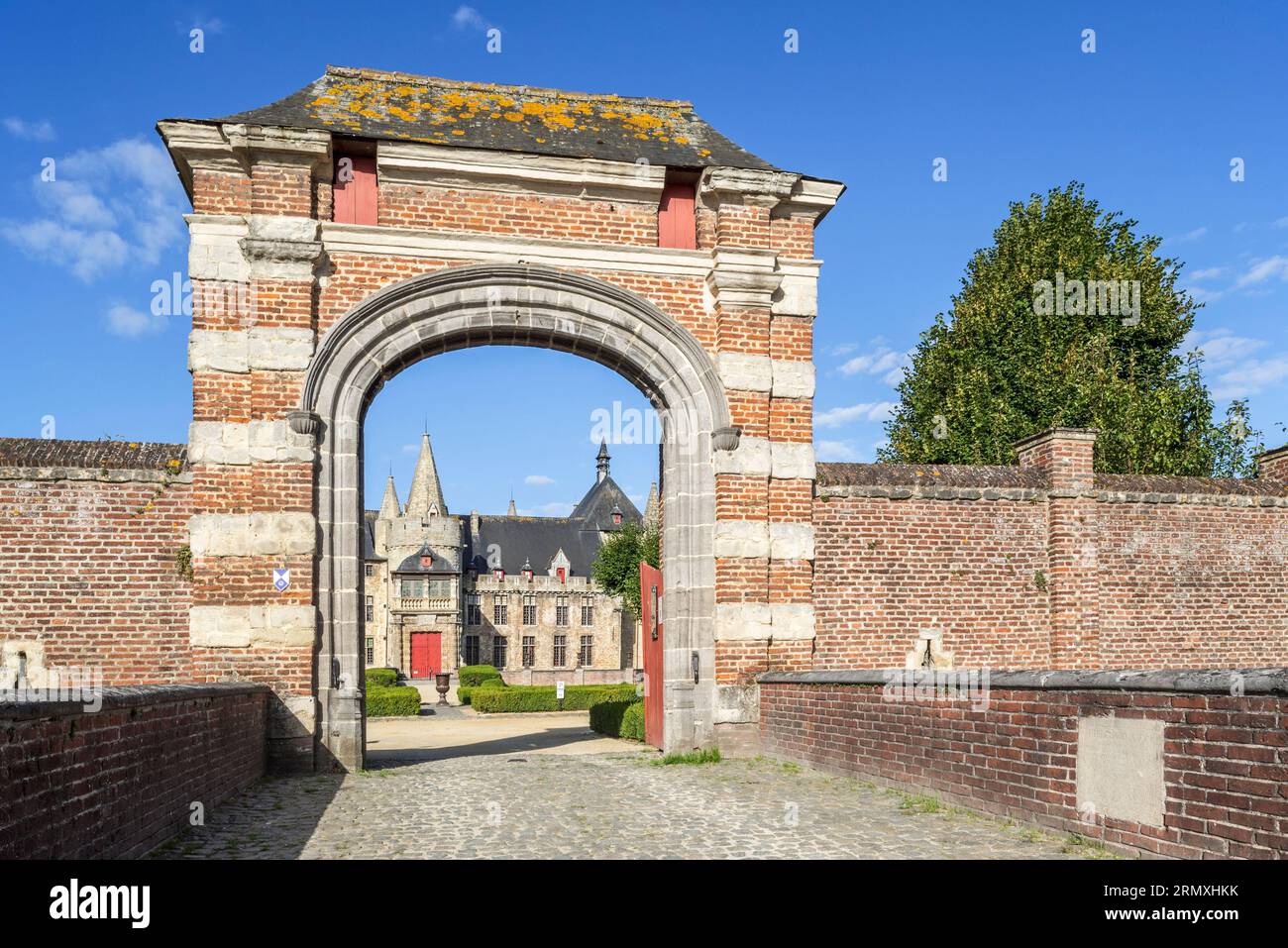 Entrance gate of the Laarne Castle / Kasteel van Laarne, medieval 14th ...