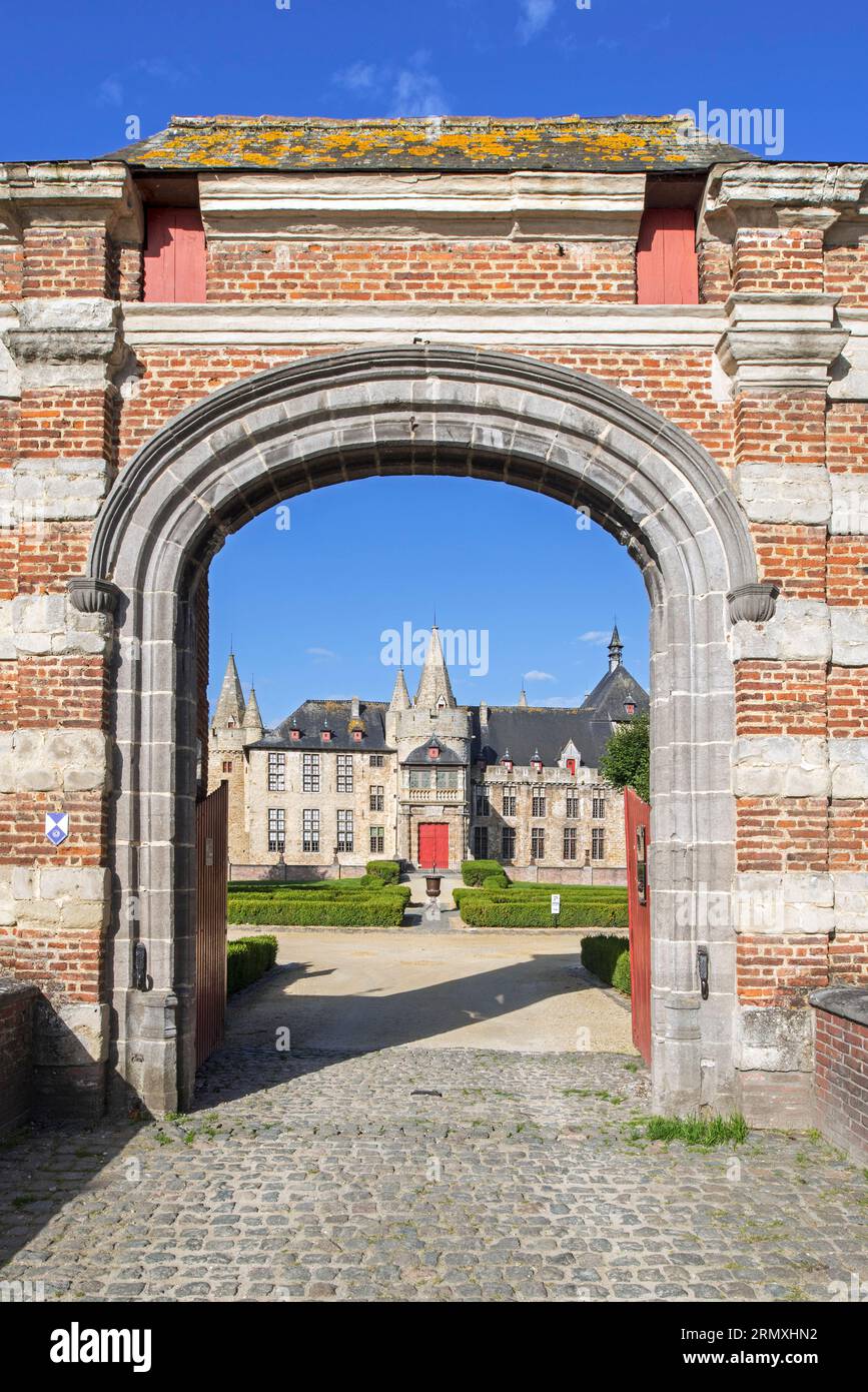 Entrance gate of the Laarne Castle / Kasteel van Laarne, medieval 14th ...