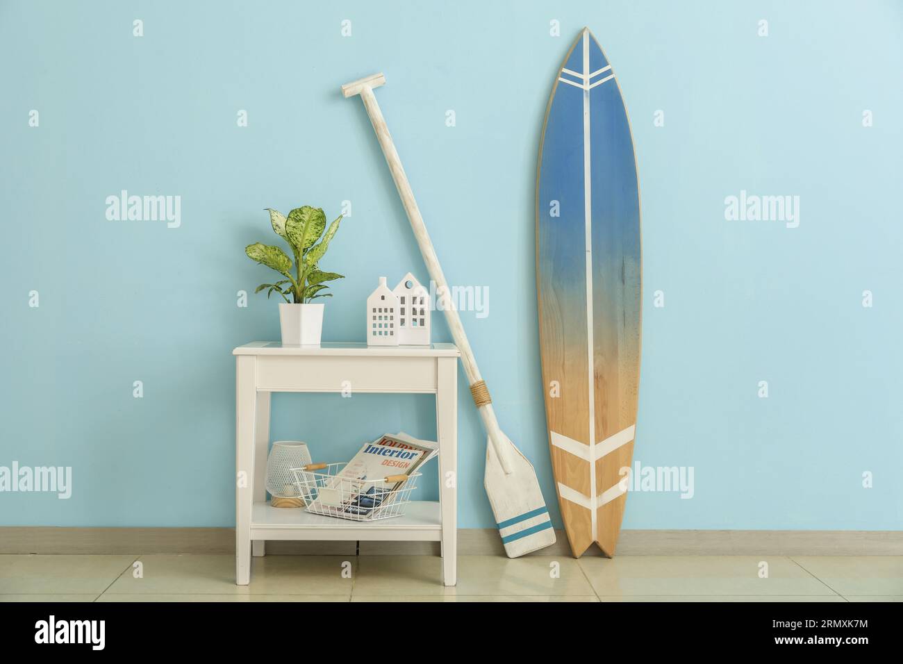 Interior of room with surfboard, paddle and table Stock Photo - Alamy