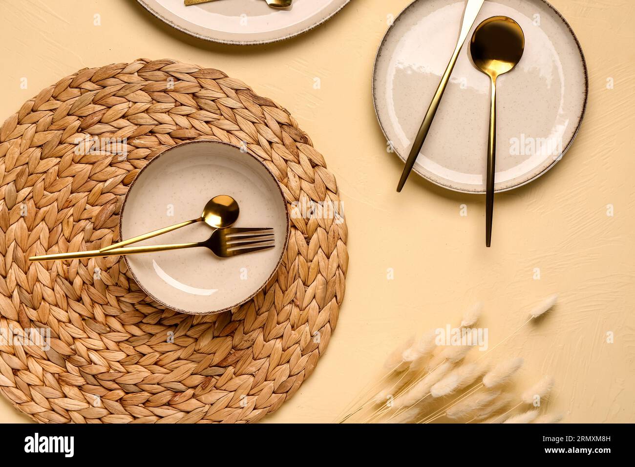 Place mat clean plates hi-res stock photography and images - Alamy