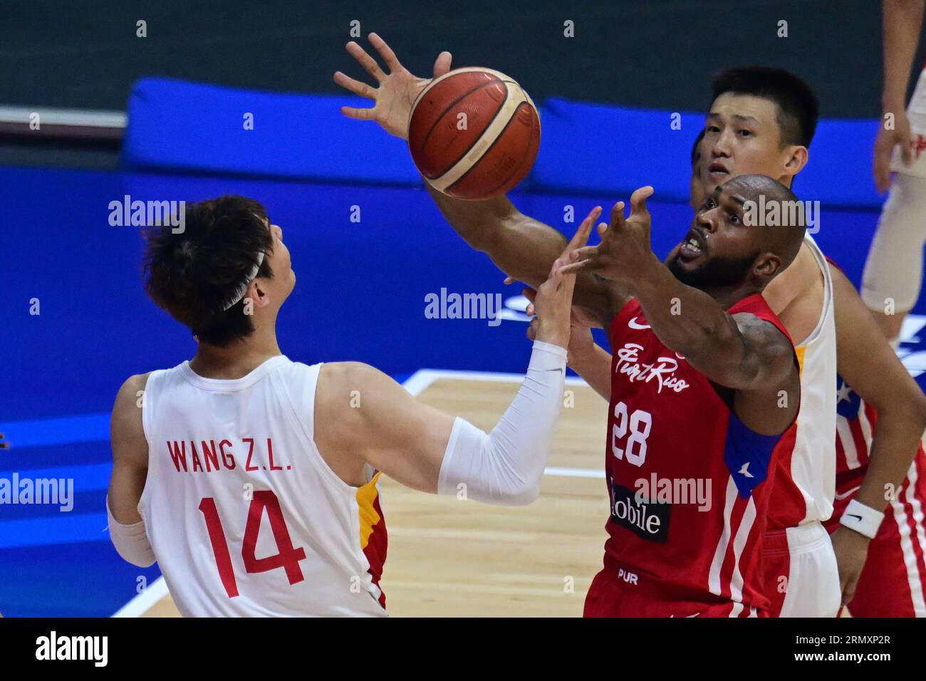 Quezon City, Philippines. 30th Aug, 2023. Zhelin Wang (L) of China men ...
