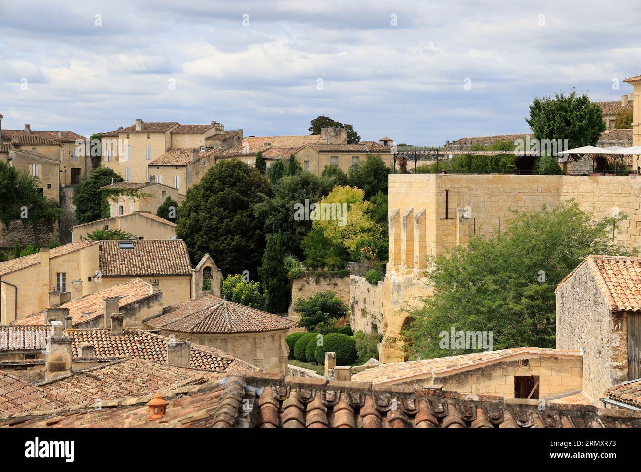 Saint-Émilion. Village, architecture, vin et tourisme ...