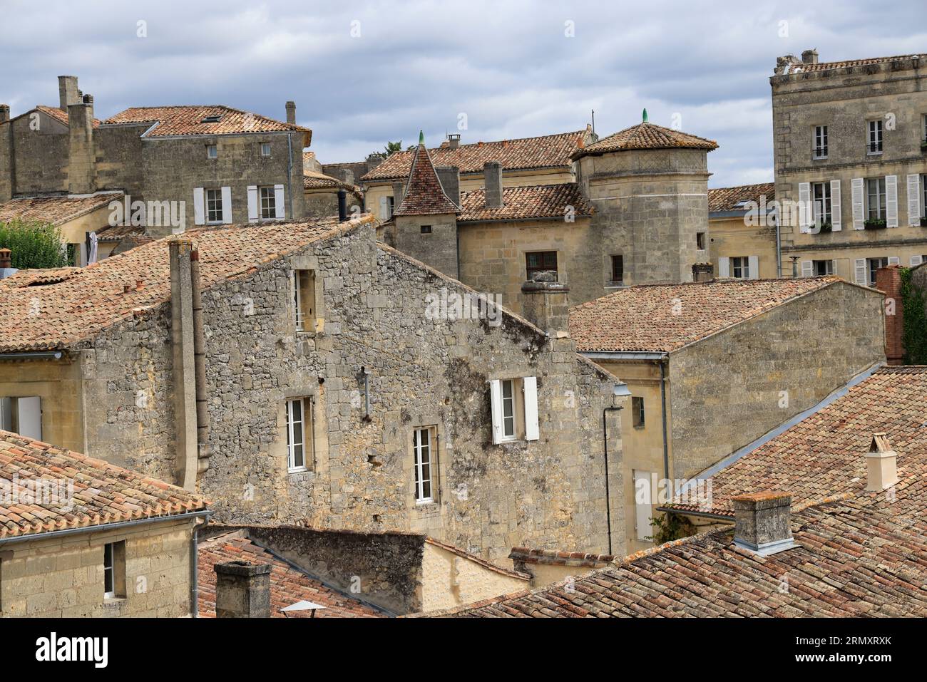 Saint-Émilion. Village, architecture, vin et tourisme ...