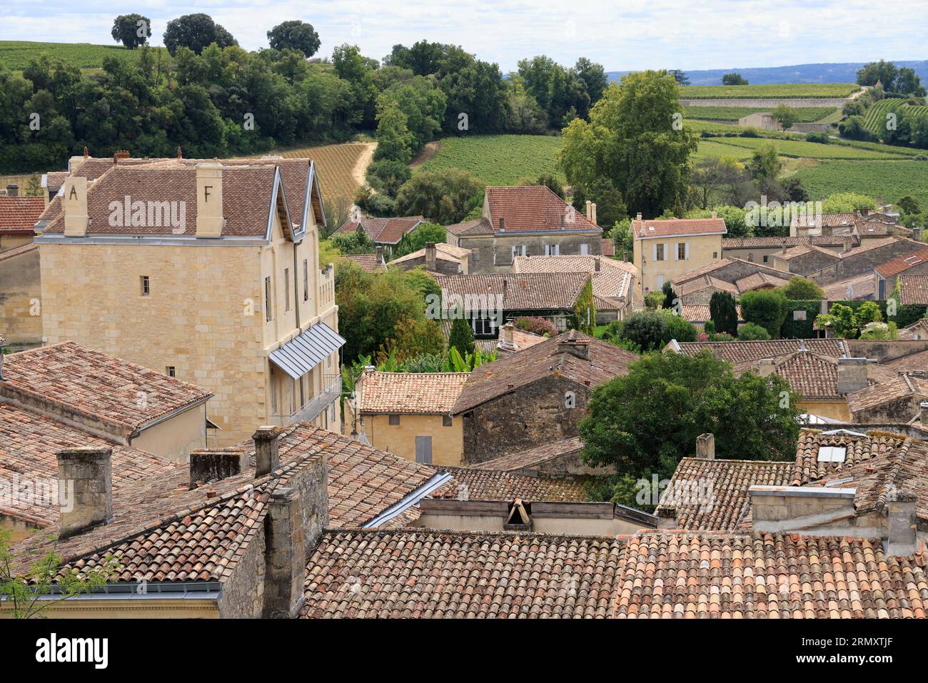 Saint-Émilion. Village, architecture, vin et tourisme ...