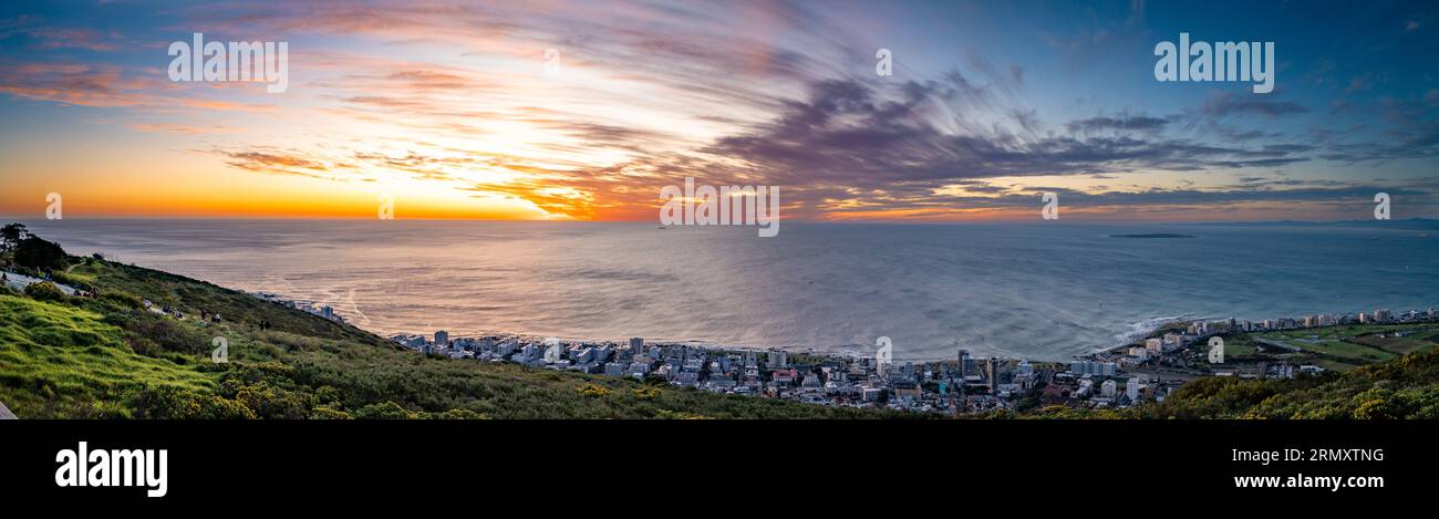 Signal Hill sunset viewpoint over Cape Town in Western Cape, South ...