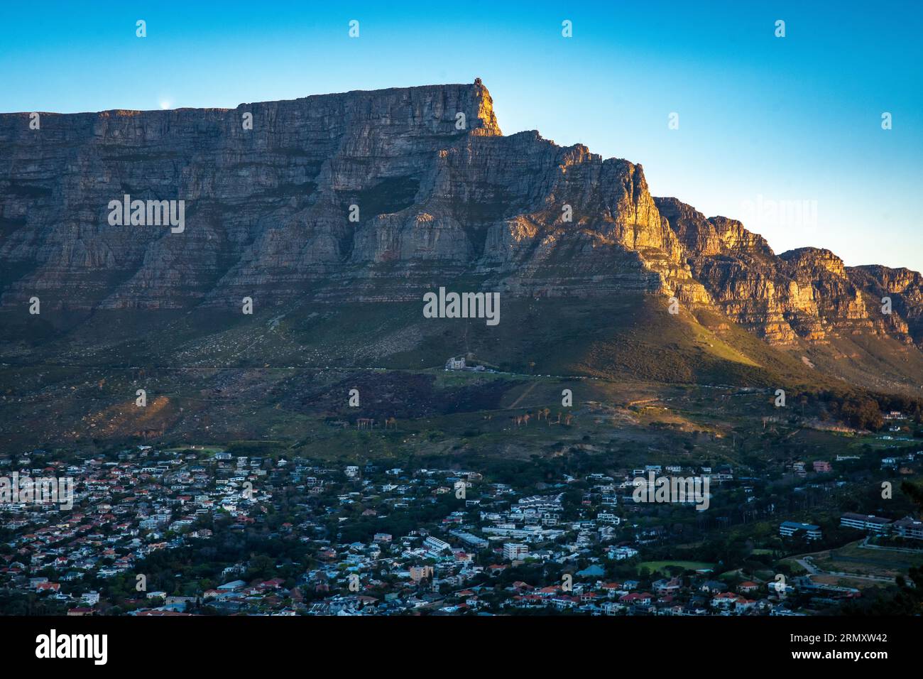 Signal Hill sunset viewpoint over Cape Town in Western Cape, South ...