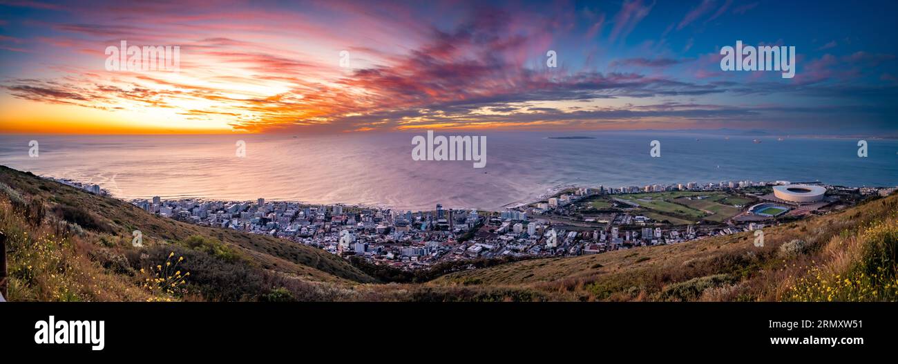 Signal Hill sunset viewpoint over Cape Town in Western Cape, South ...