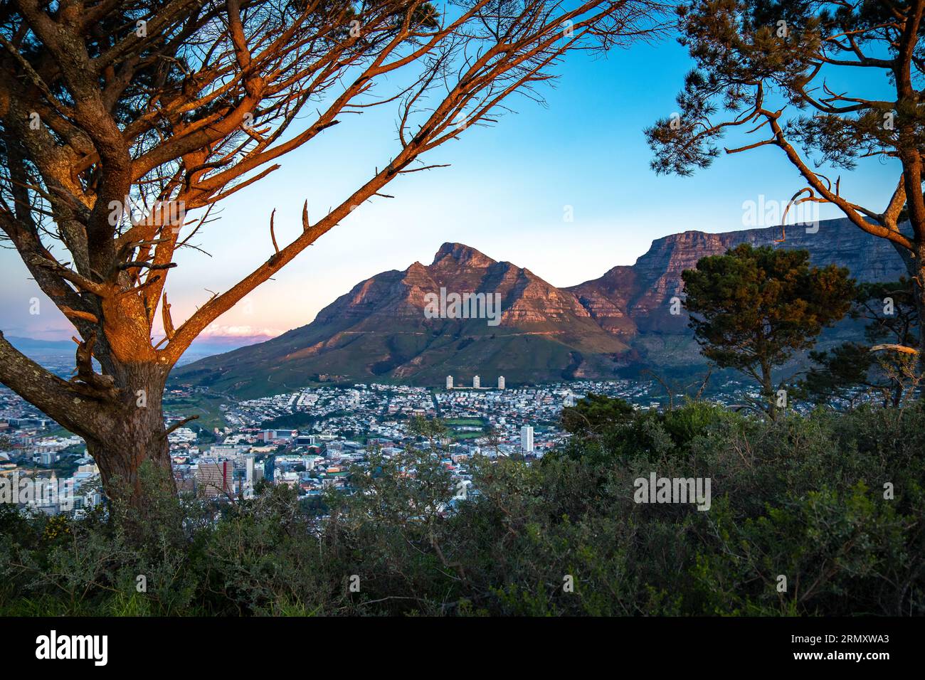 Signal Hill sunset viewpoint over Cape Town in Western Cape, South ...