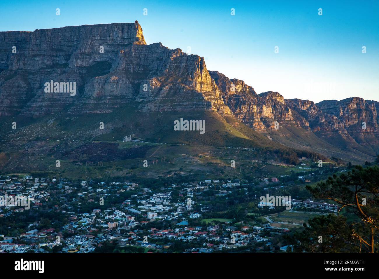 Signal Hill sunset viewpoint over Cape Town in Western Cape, South ...