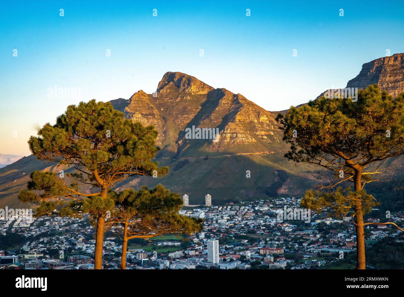 Signal Hill sunset viewpoint over Cape Town in Western Cape, South ...