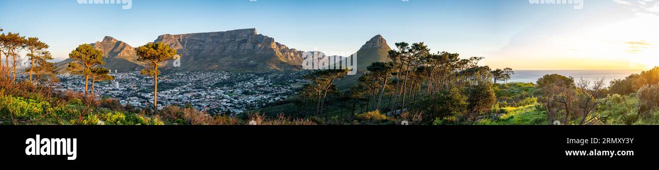 Signal Hill sunset viewpoint over Cape Town in Western Cape, South ...