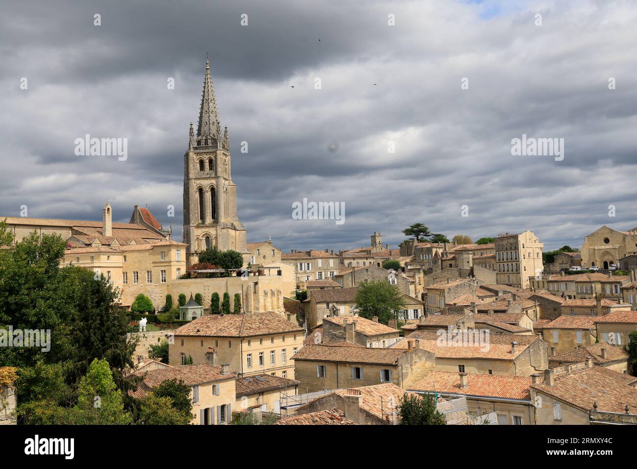 Saint-Émilion. Village, architecture, vin et tourisme ...