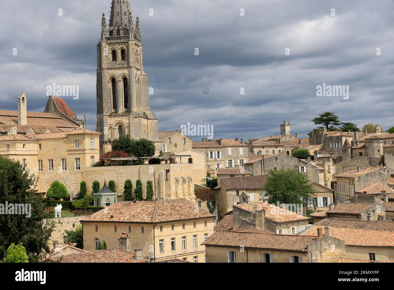 Saint-Émilion. Village, architecture, vin et tourisme ...