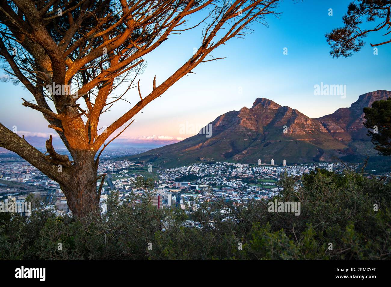 Signal Hill sunset viewpoint over Cape Town in Western Cape, South ...