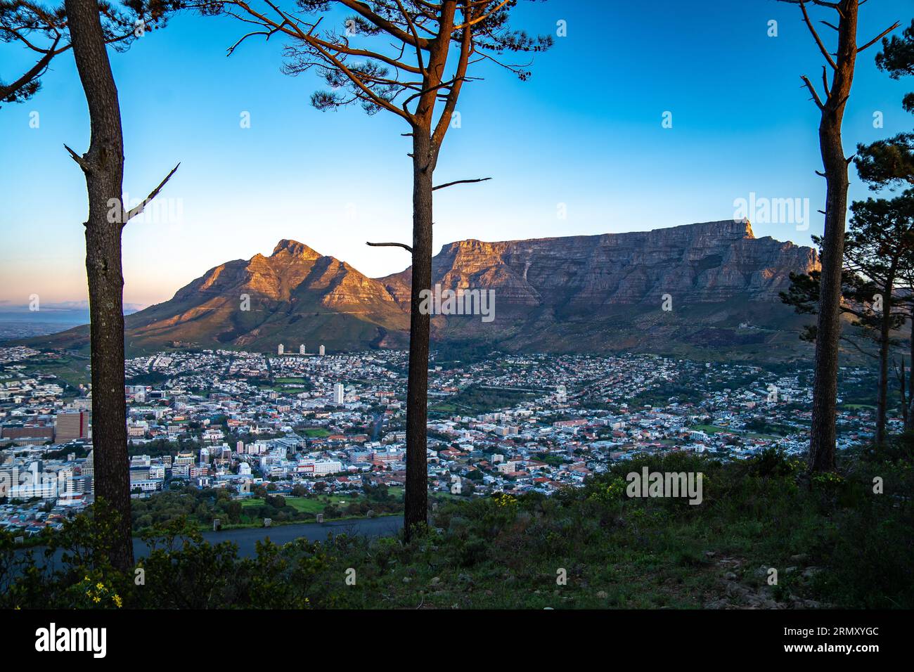 Signal Hill sunset viewpoint over Cape Town in Western Cape, South ...