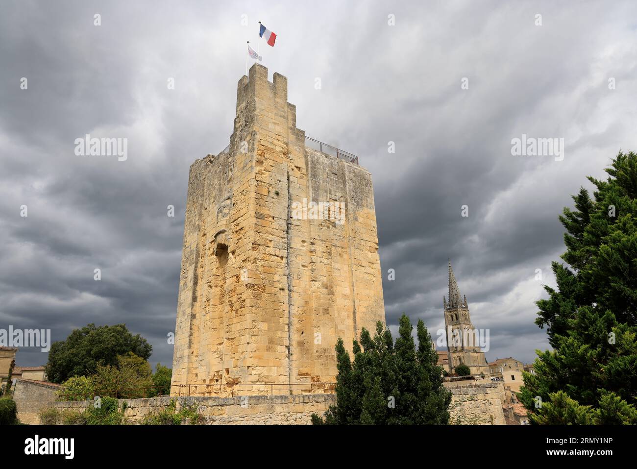 Saint-Émilion. Village, architecture, vin et tourisme ...