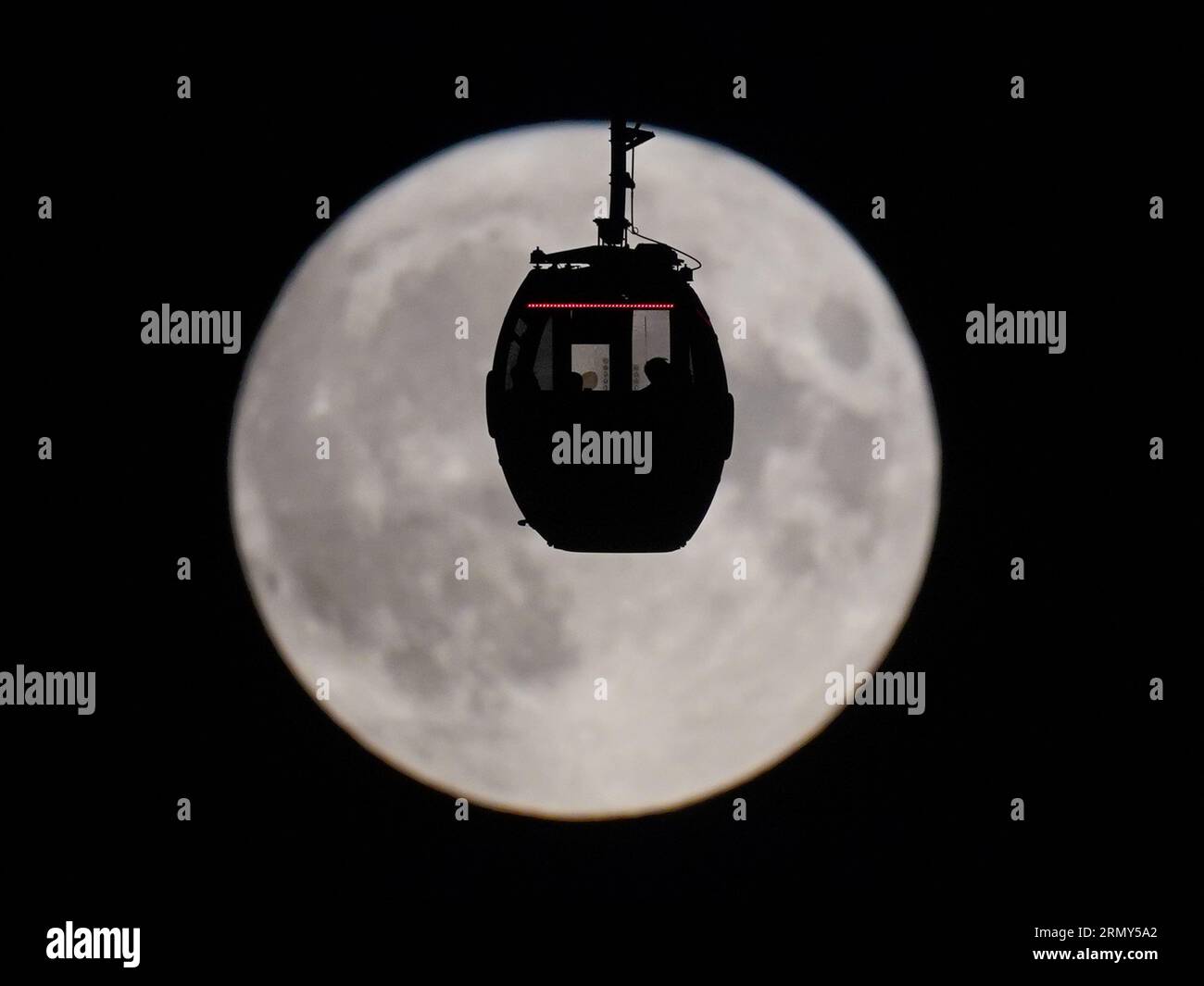 People view the super blue moon as they travel in a IFS Cloud Cable Car ...