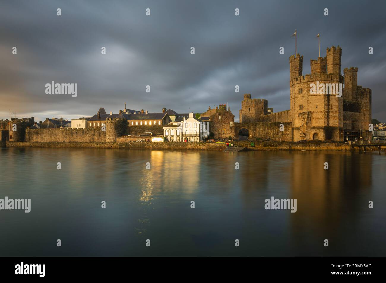 Buildings landmarks caernarfon castle hi-res stock photography and ...