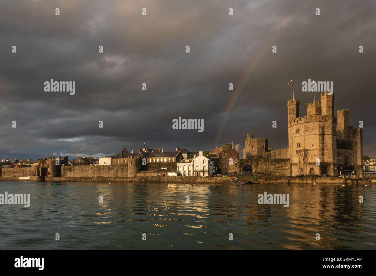 Buildings landmarks caernarfon castle hi-res stock photography and ...
