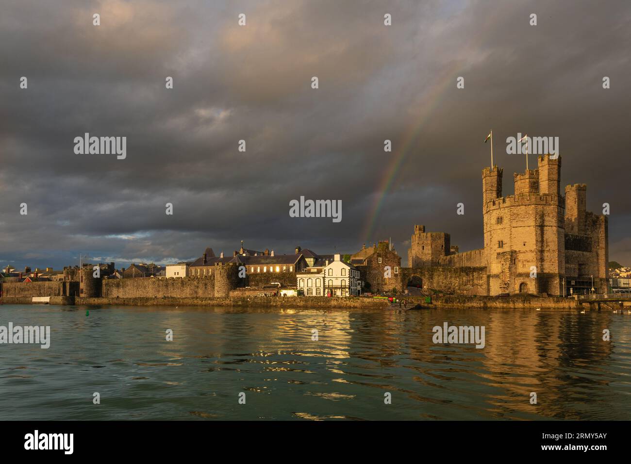 Buildings landmarks caernarfon castle hi-res stock photography and ...