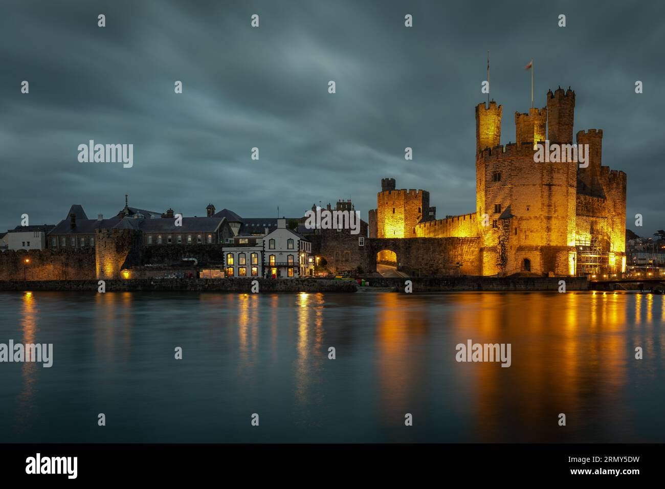 Buildings landmarks caernarfon castle hi-res stock photography and ...