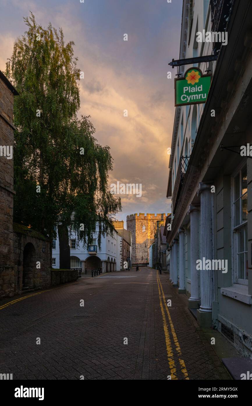 Plaid Cymru sign, Caernarfon, Gwynedd, Wales Stock Photo - Alamy