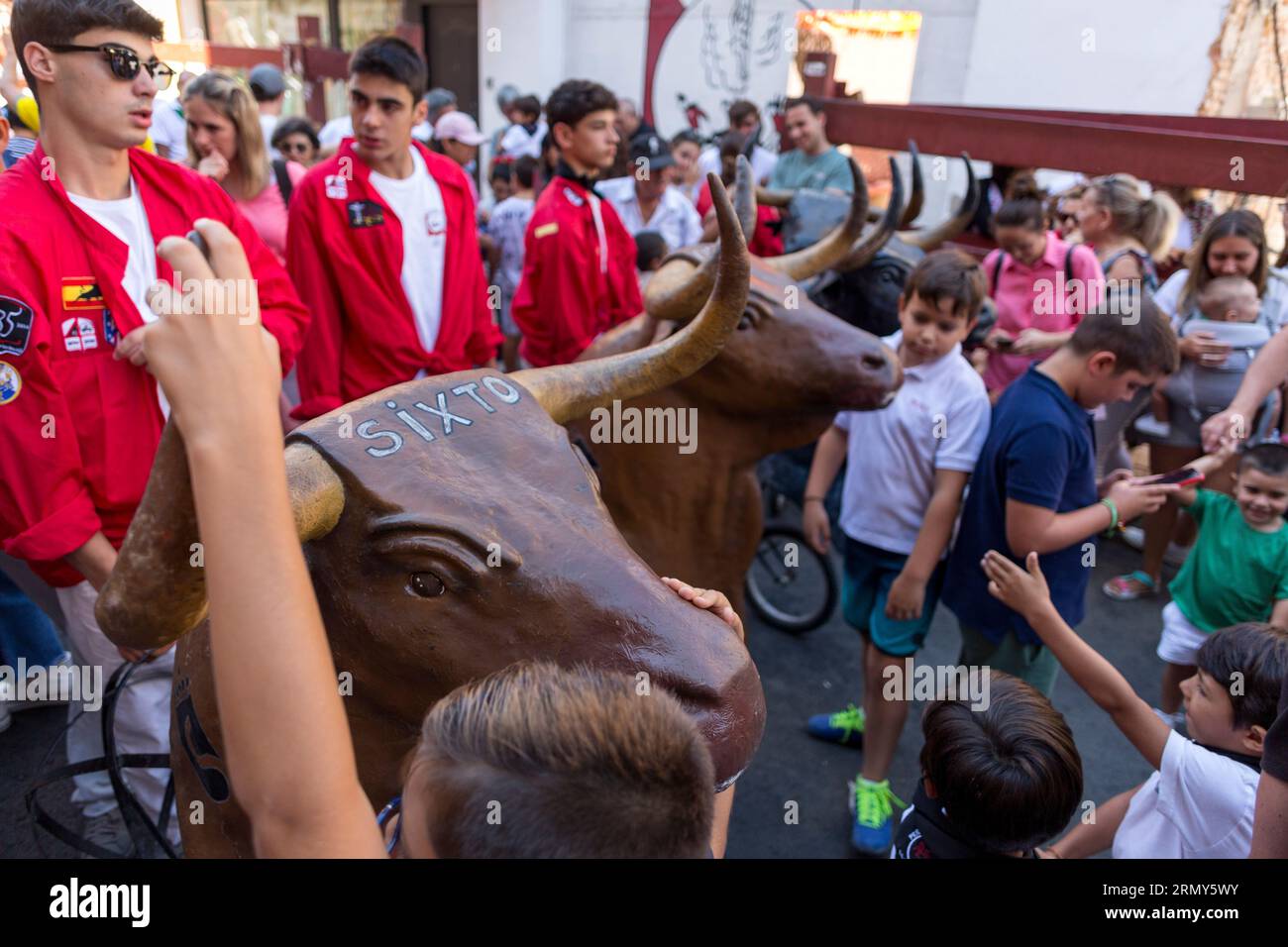 Children running bulls hi-res stock photography and images - Alamy
