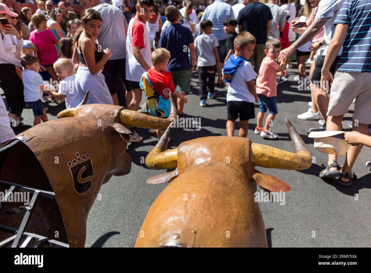 Children running bulls hi-res stock photography and images - Alamy