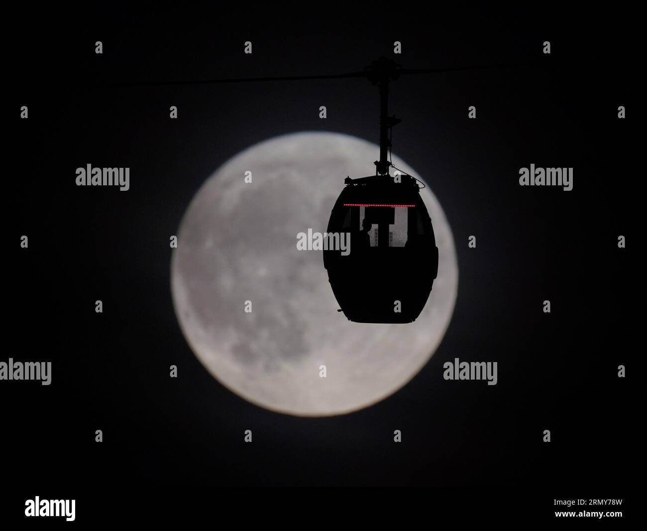 People view the super blue moon as they travel in a IFS Cloud Cable Car ...