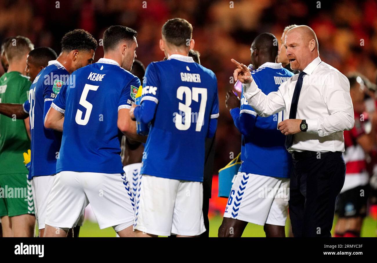 Everton manager Sean Dyche speaks with Michael Keane and James Garner ...