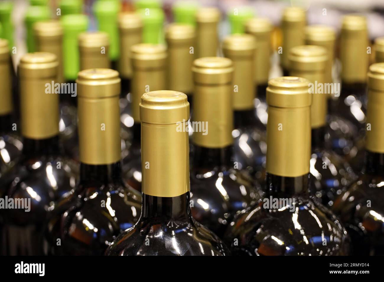 Row of bottles hi-res stock photography and images - Alamy