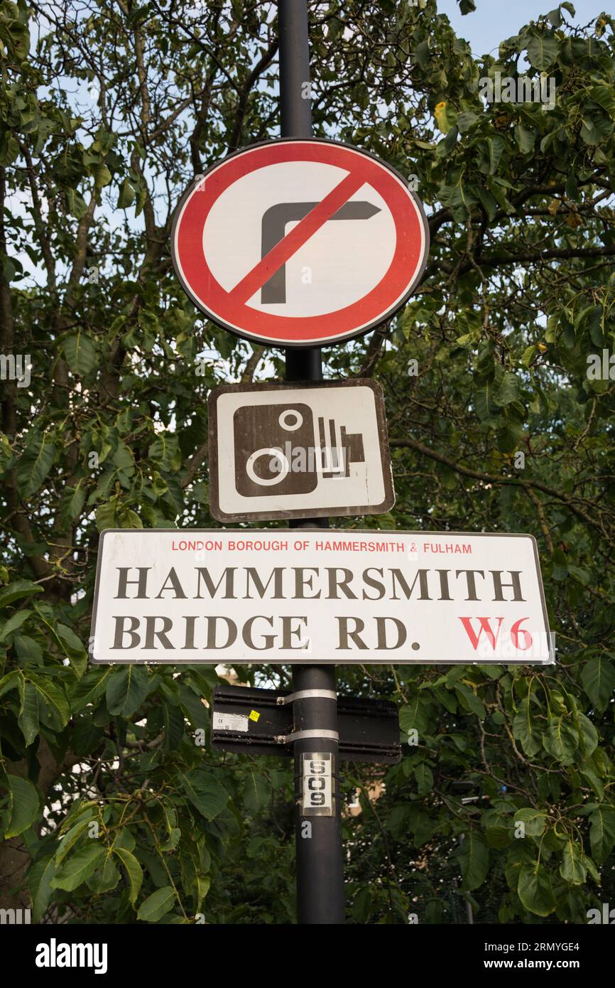 No right turn street sign on Hammersmith Bridge Road next to ... No right turn street sign on Hammersmith Bridge Road next to ...