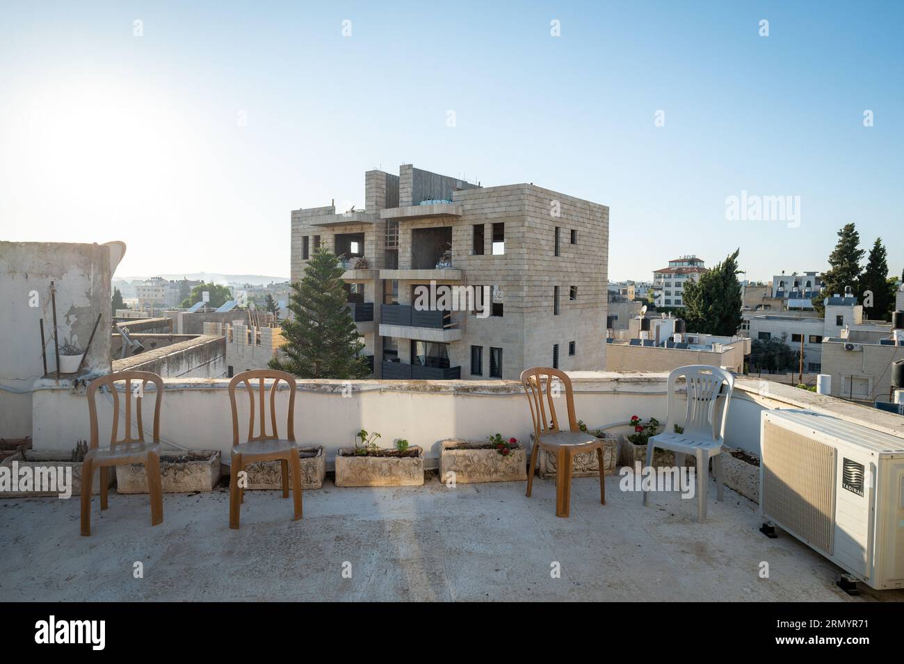 White stone building hi-res stock photography and images - Alamy