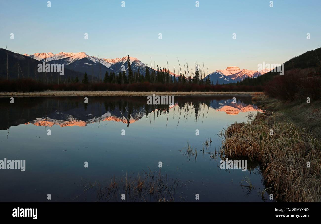 Sunrise vermilion lakes banff hi-res stock photography and images - Alamy