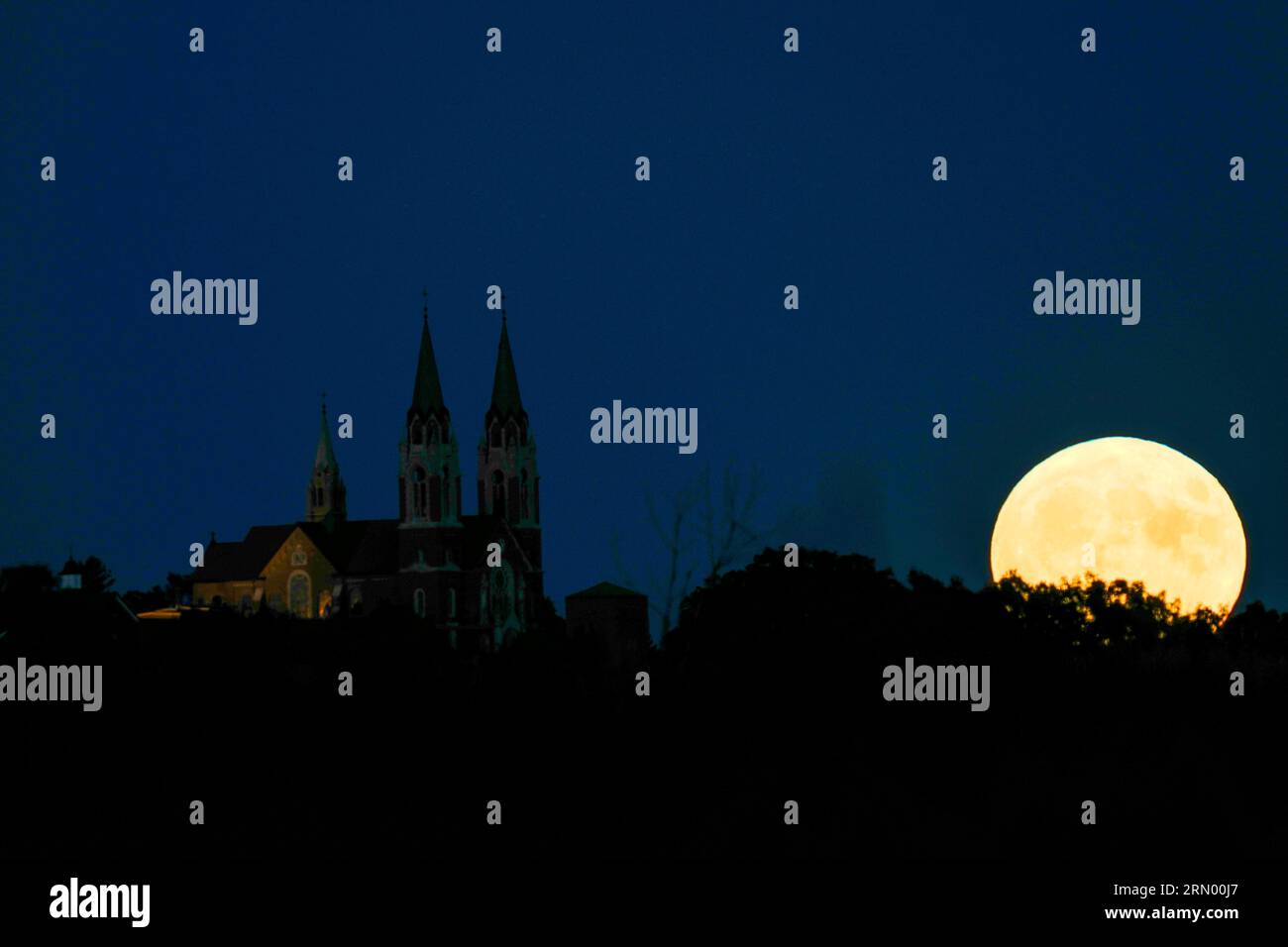 The August blue supermoon rises over the Basilica and National Shrine ...