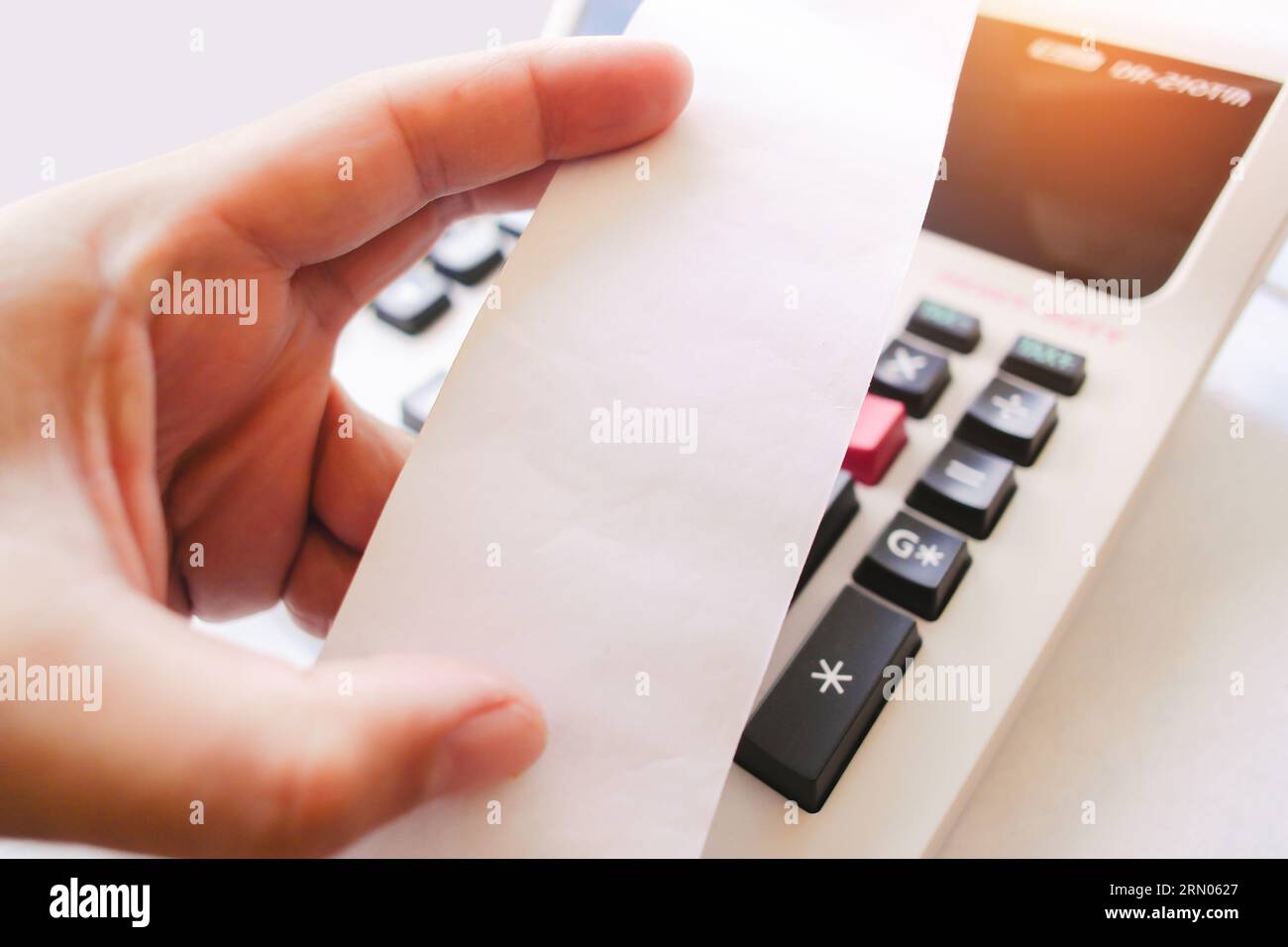 Office slip of paper hand hi-res stock photography and images - Alamy