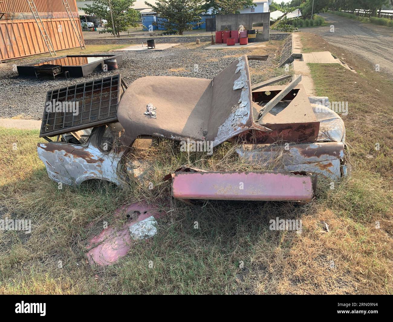 Rusty car in long grass hi-res stock photography and images - Alamy