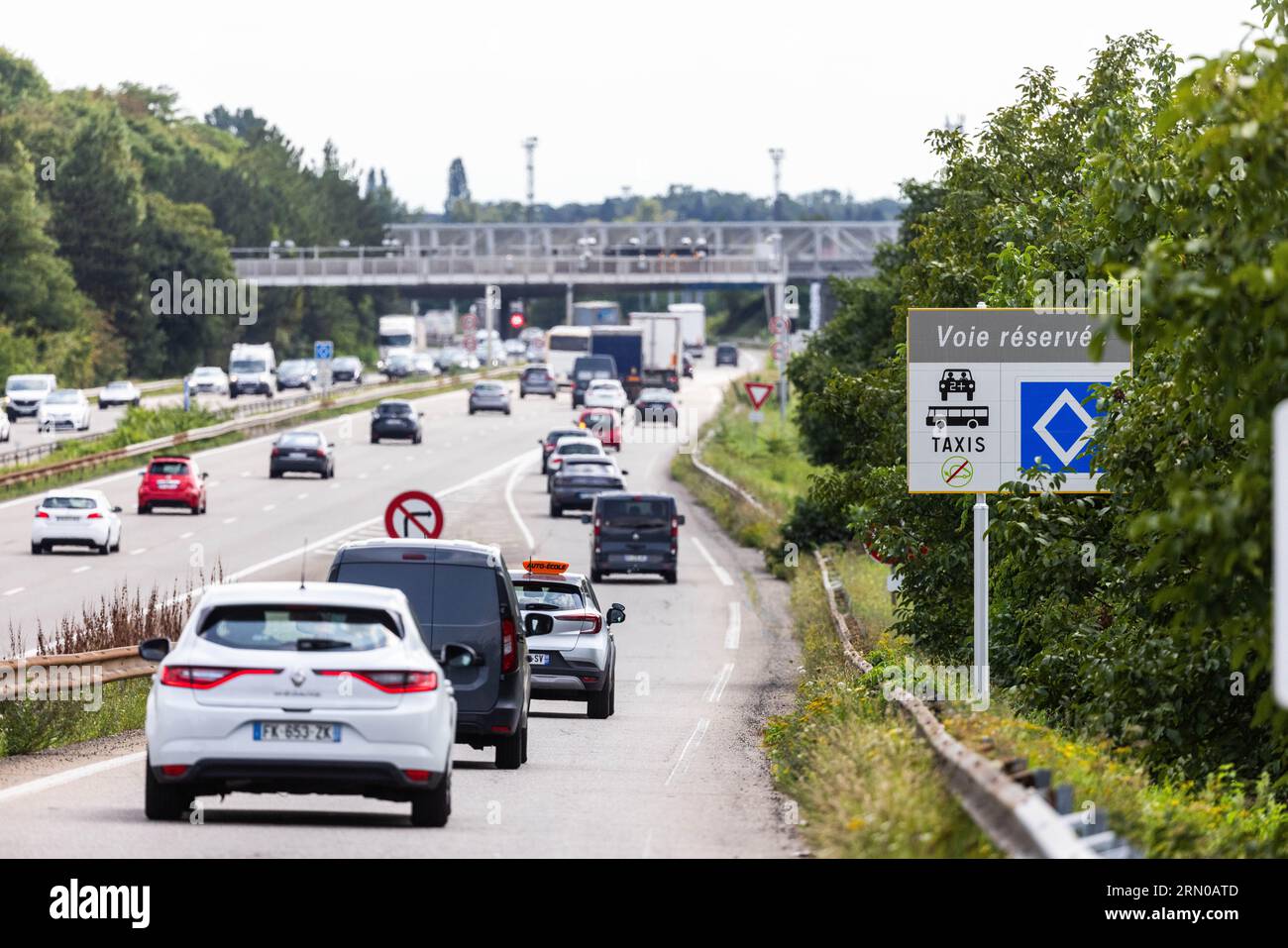 PRODUCTION - 30 August 2023, France, Straßburg: A sign reading "Voie ...