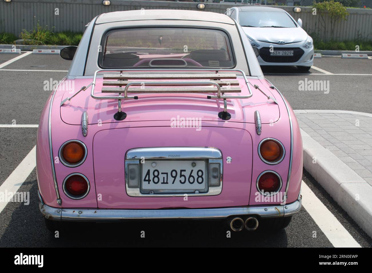 Pink and red car hi-res stock photography and images - Alamy