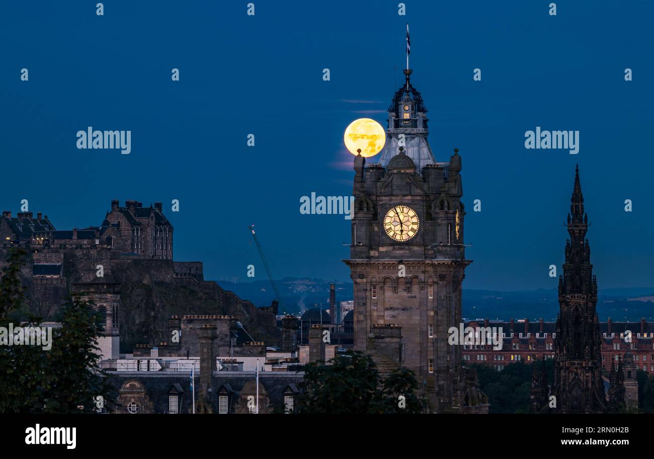 Edinburgh, Scotland, UK, 31st August. UK Weather: full blue supermoon ...