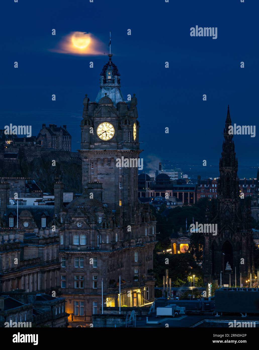 Edinburgh, Scotland, UK, 31st August. UK Weather: full blue supermoon ...