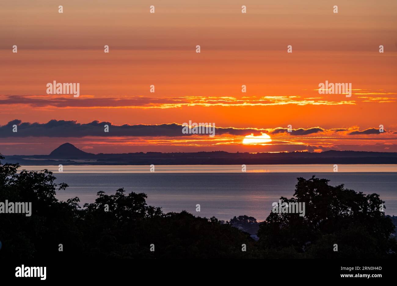 Edinburgh, Scotland, UK, 31st August. UK Weather: the sun rises over ...