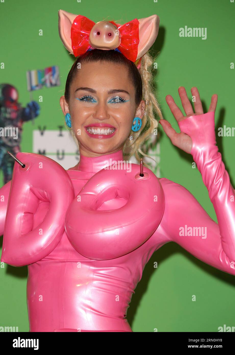 Los Angeles, CA - August 30 Miley Cyrus Attending 2015 MTV Video Music ...