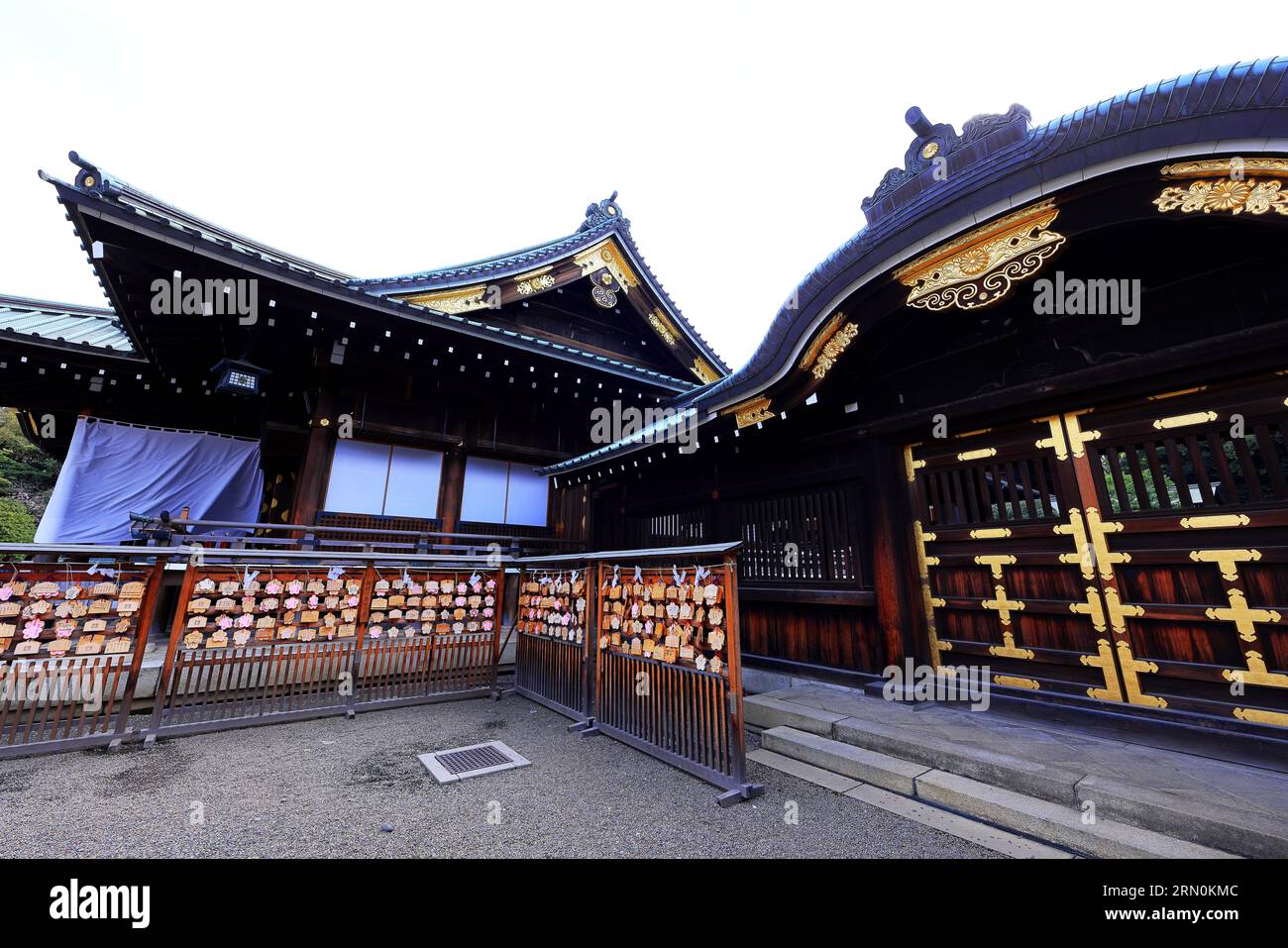 Yasukuni Jinja (Shinto-style shrine) with spring cherry blossom (sakura ...