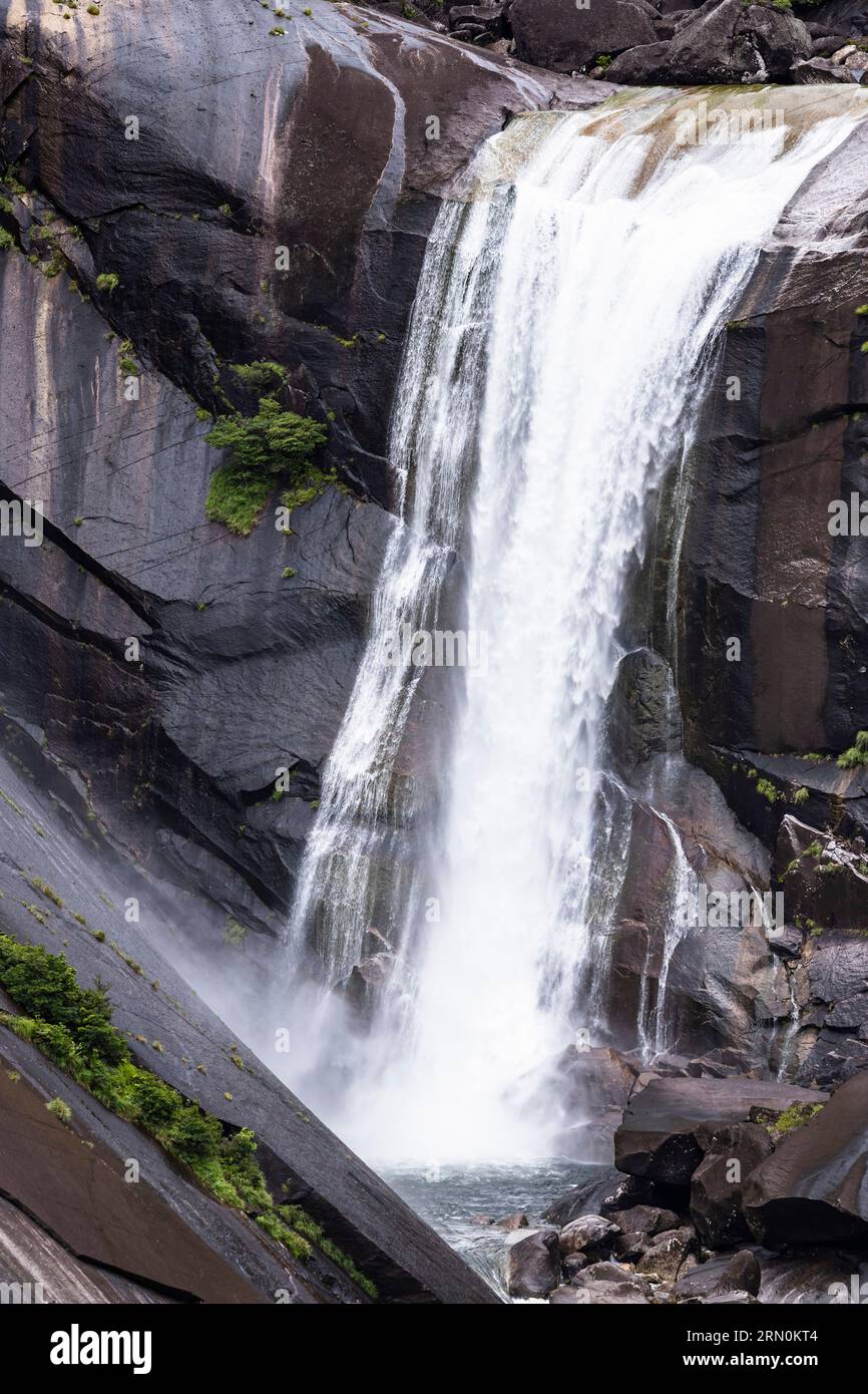 Senpironotaki(senpiro fall), Senpiro-no-taki, V-shaped valley, massive ...