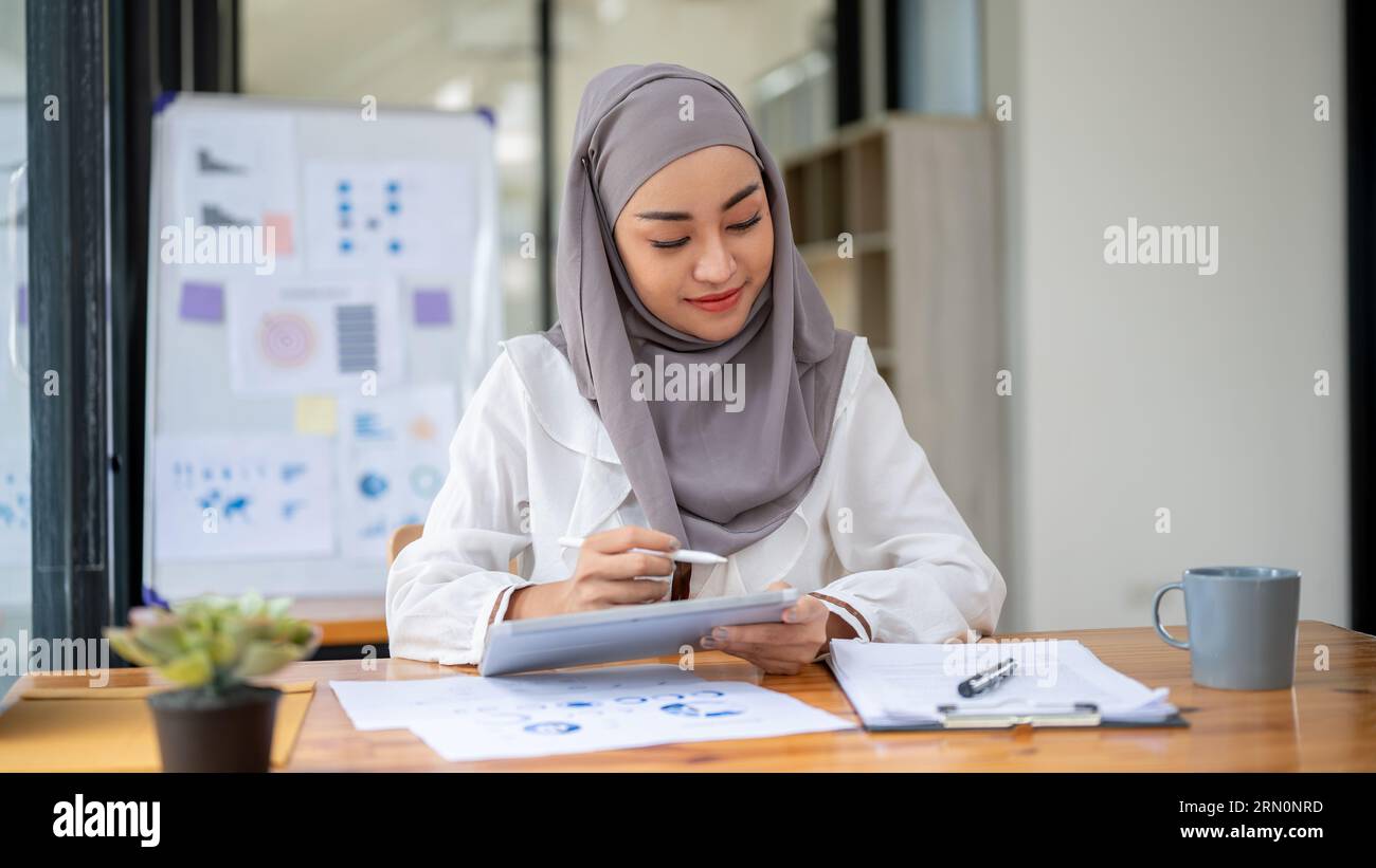 Hijab woman accountant hi-res stock photography and images - Alamy