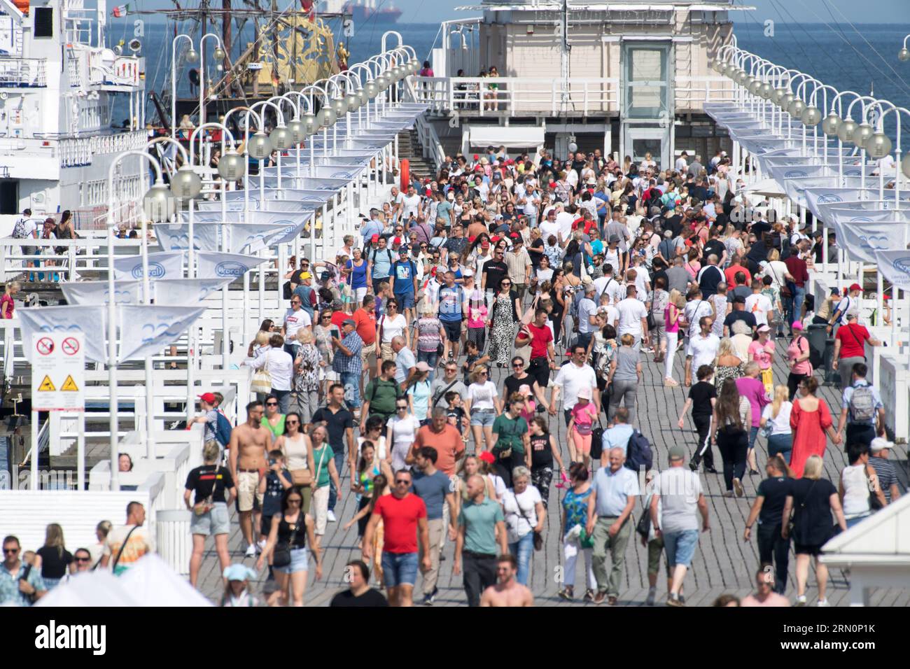 Hot weather crowd hi-res stock photography and images - Alamy
