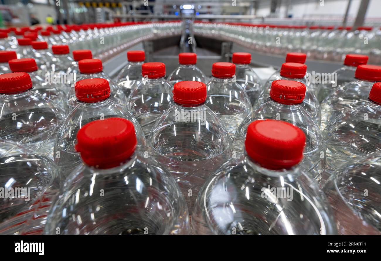Jessen, Germany. 28th Aug, 2023. Mineral water bottles run through a ...