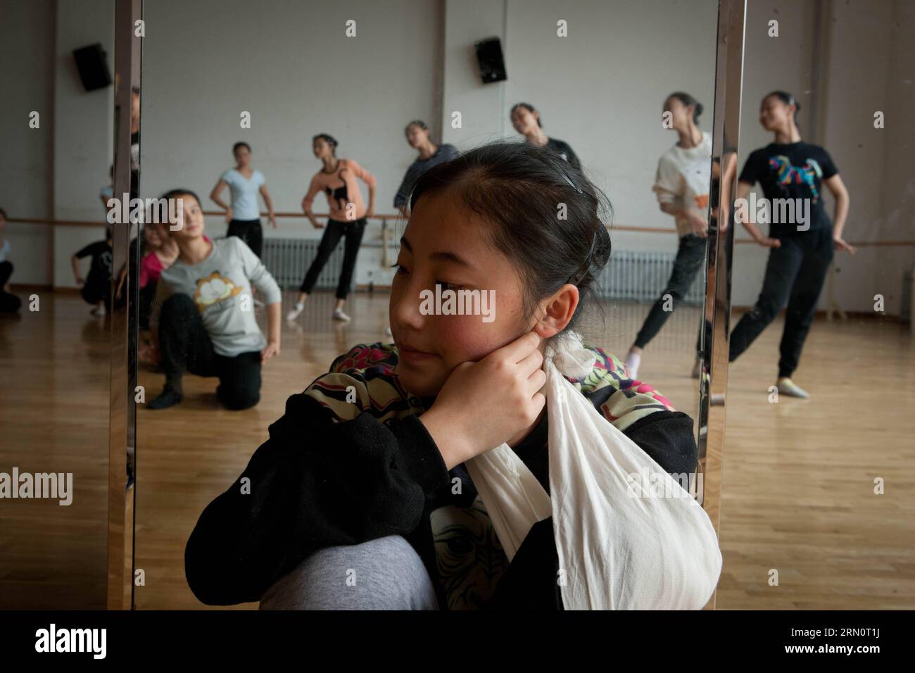 Photo taken on Oct. 29, 2014 shows an injured girl watching her ...