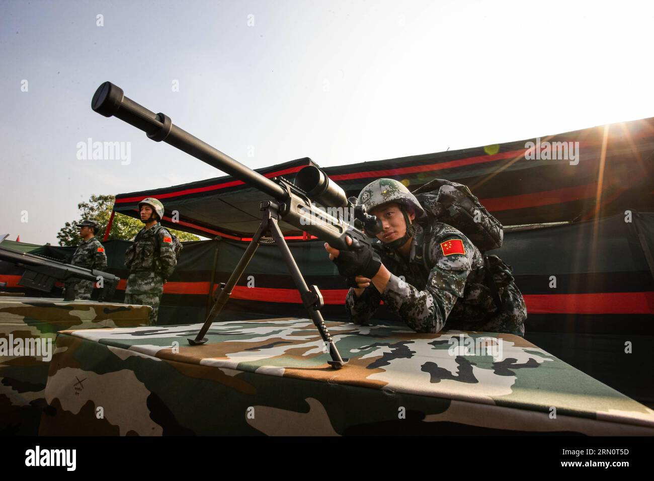 (141117) -- PUNE, Nov. 17, 2014 -- A Chinese soldier shows a sniper ...